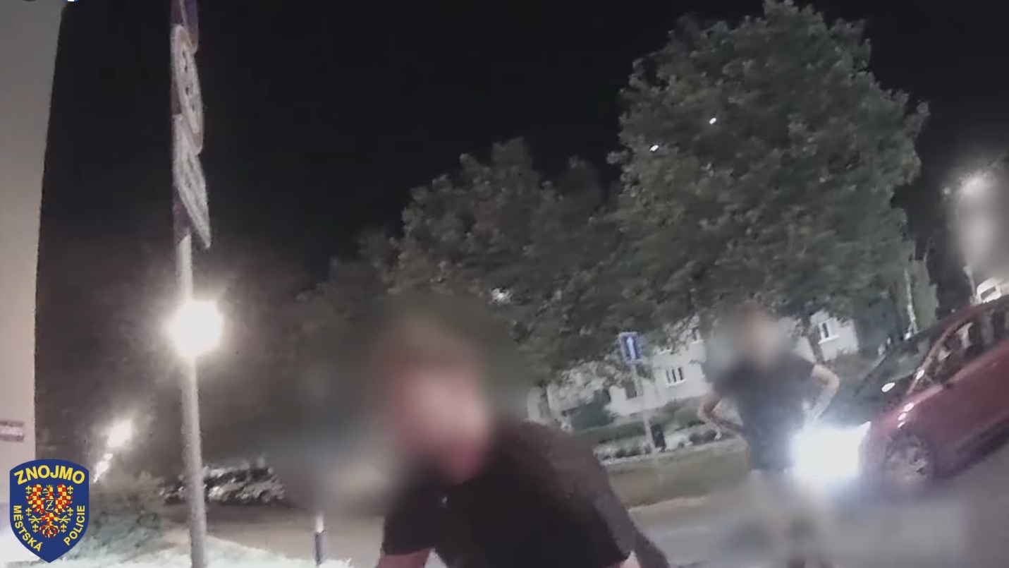 Opilý cyklista usnul u benzínky, kolo mu hlídají policisté na služebně